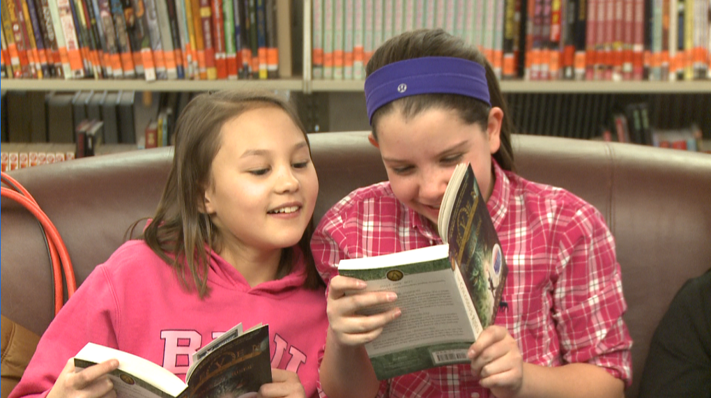 Middle school celebrates reading in a big way | 9news.com