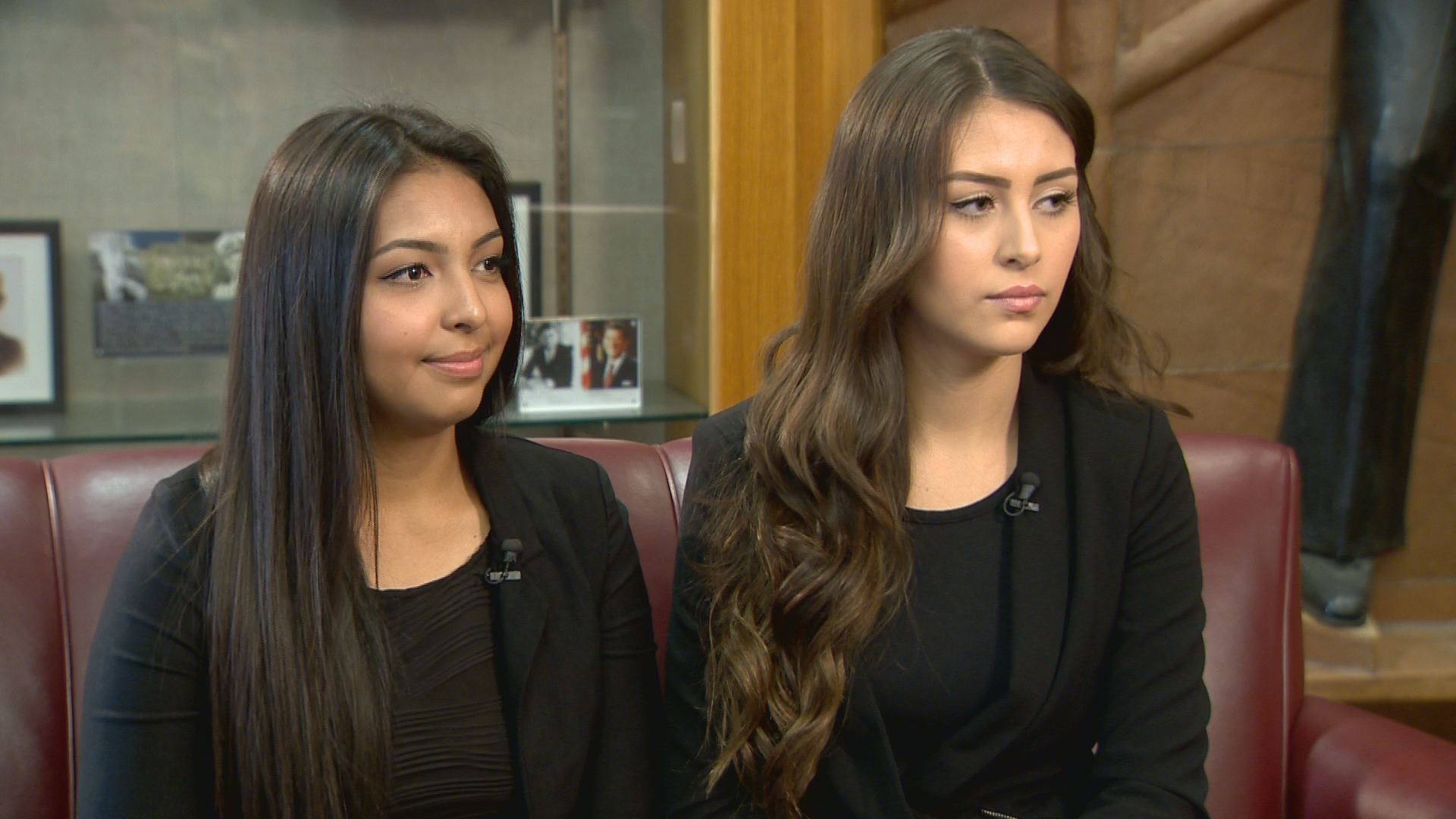 Twin sisters receive same prestigious scholarshp | 9news.com