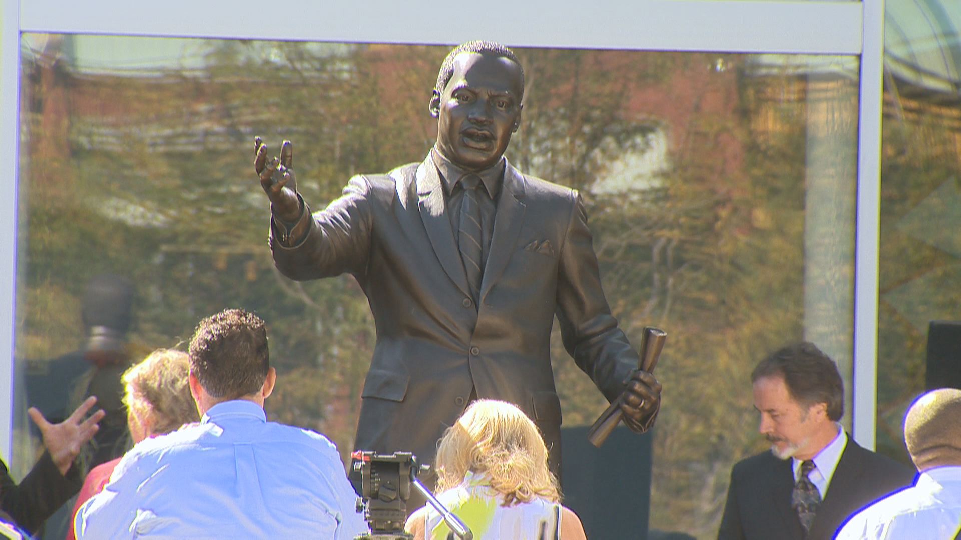 MLK statue unveiled in Aurora | 9news.com