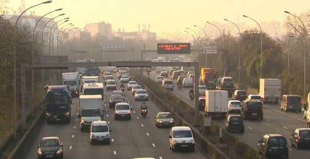 Paris bans cars during worst pollution peak a decade | 9news.com