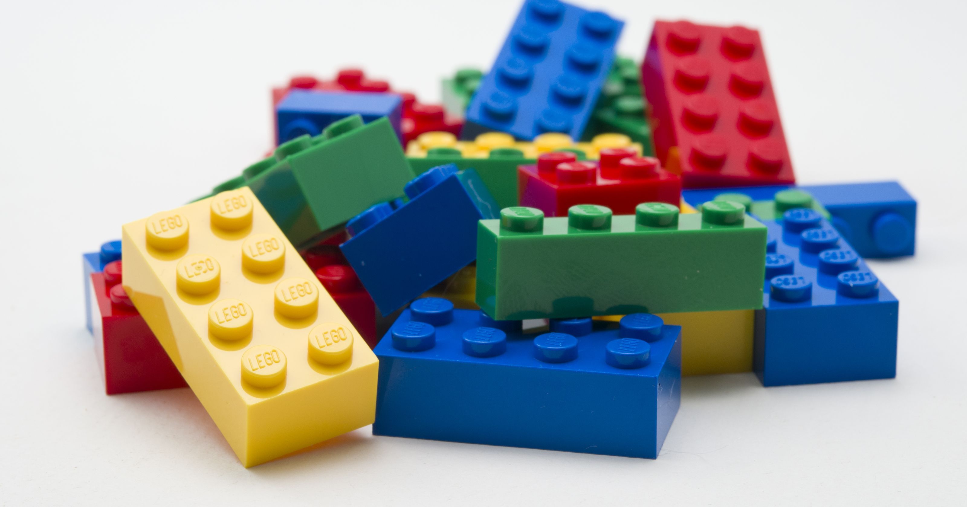 Lego cutting 1,400 jobs after sales drop | 9news.com