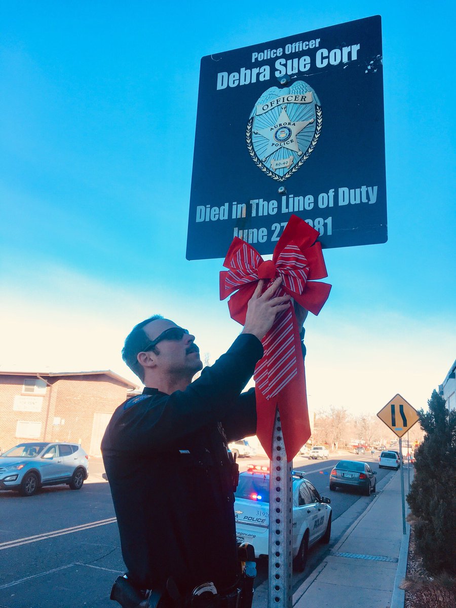 Officers, volunteers place ribbons on signs of fallen officers | 9news.com
